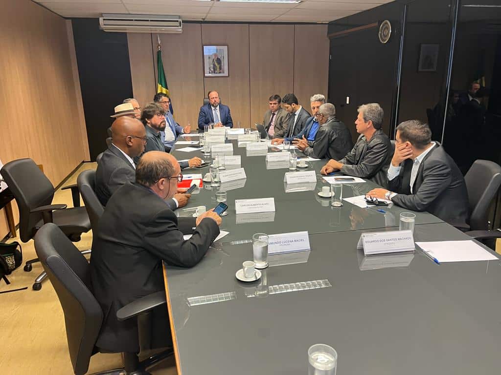Com presença da FRUNE, urbanitários se reúnem com Ministro de Minas e ...